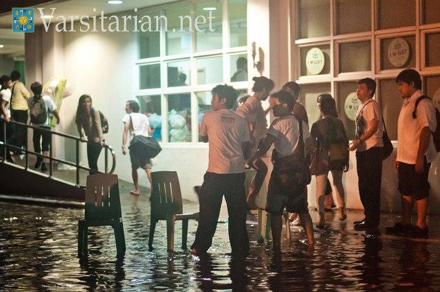 UST suspends classes in wake of heavy rain, floods UST suspends classes in wake of heavy rain, floods