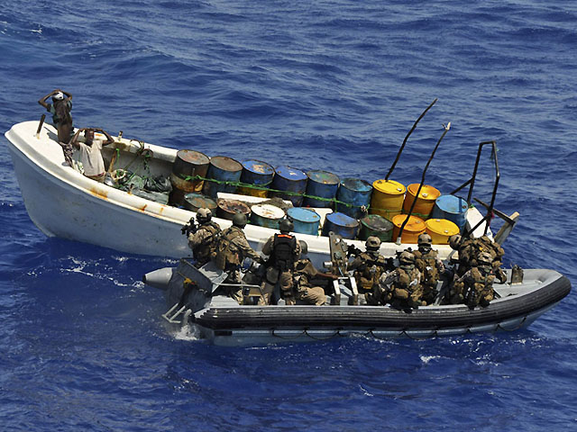 Pirates hold Pinoy, 24 others hostage off Borneo –report | GMA News Online