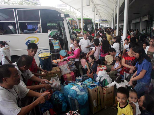 Pinoys crowd bus terminals as Christmas exodus peaks | GMA News Online