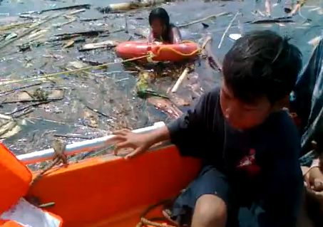 Video records dramatic rescue of Sendong survivors in open sea | GMA ...