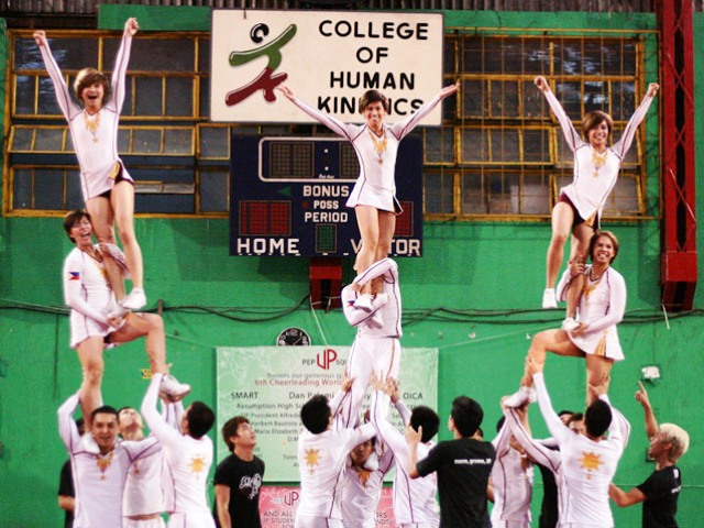 UP Pep Squad leads PHL team in int’l cheerleading tilt | GMA News Online