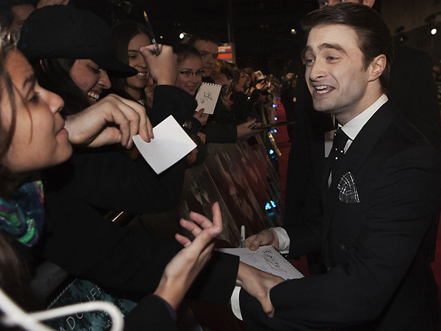 Daniel Radcliffe proves acting skills in London stage role | GMA News ...
