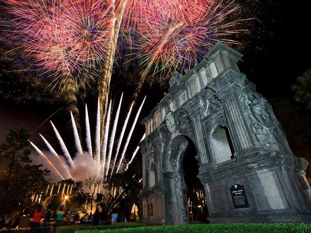 400 shots for UST's 400 years | GMA News Online