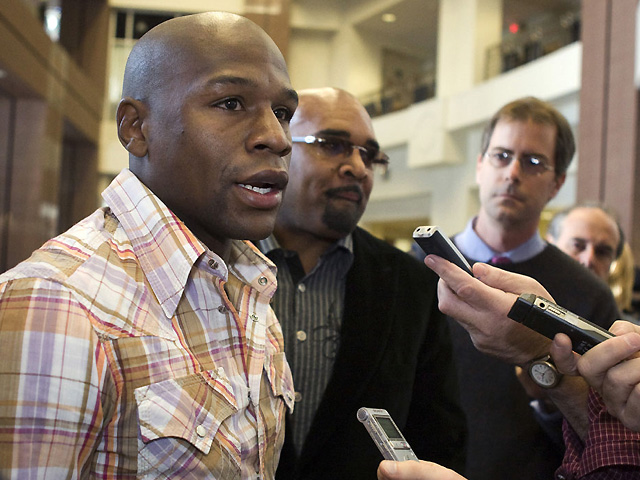 Floyd Mayweather takes in Miami Heat practice | GMA News Online