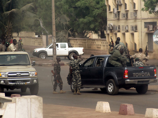 Advancing Malian army clashes with Tuareg rebels | GMA News Online