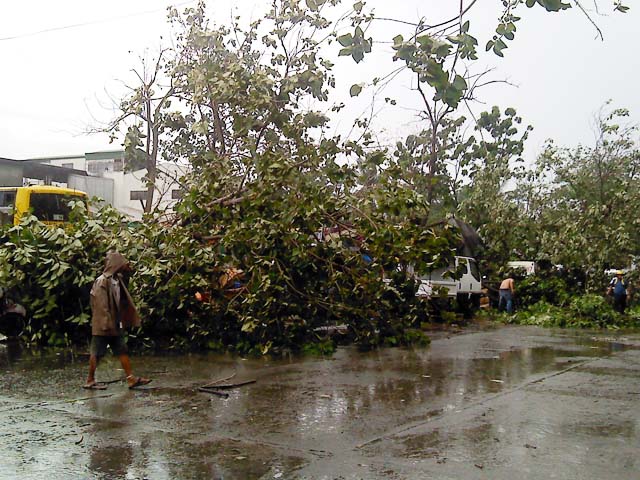 Buhawi, tumama sa Bacolod City | GMA News Online