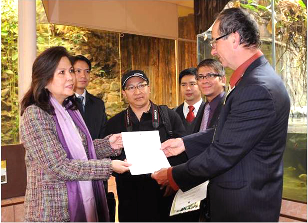 Czech zoo helping conserve endangered PHL bird 'Talarak' | GMA News Online