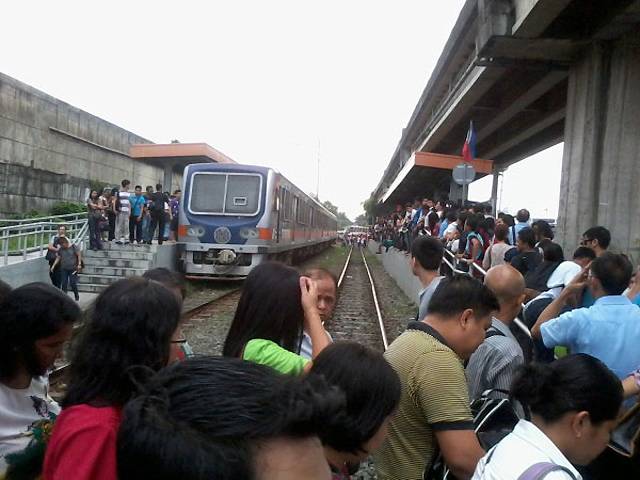 Floods disrupt PNR operations, trips to Bicol canceled; MRT continues ...
