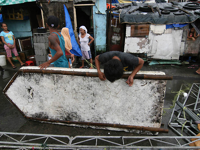 Big waves destroy 70 houses in Tondo, 100 families evacuated | GMA News ...