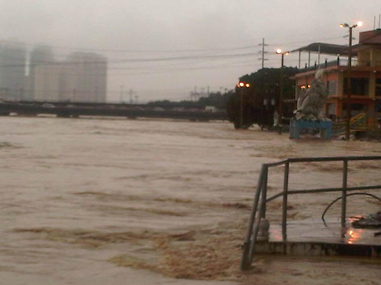 More families evacuated as Marikina water level continues to rise | GMA ...