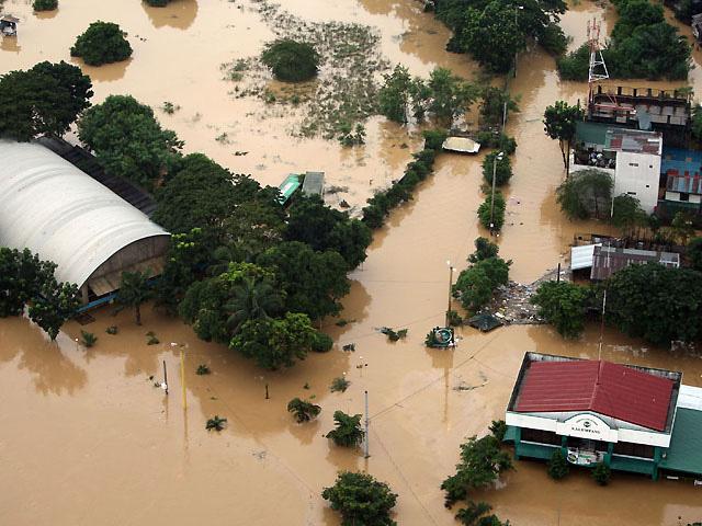 Overpopulated, Metro Manila is sinking —and flooding— fast