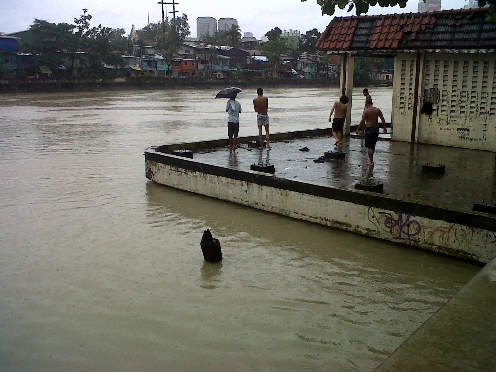 Coast Guard places oil spill boom at gas leak site in Pasig River | GMA ...
