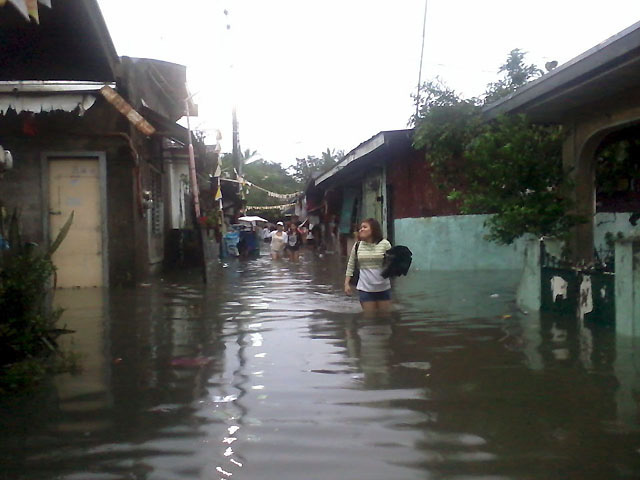 Towns in Cavite submerged in 8-ft. flood; 1 person missing | GMA News ...