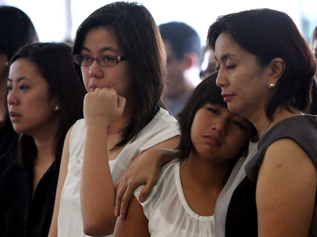 Robredo family prefers burial in Naga over Libingan ng mga Bayani | GMA ...