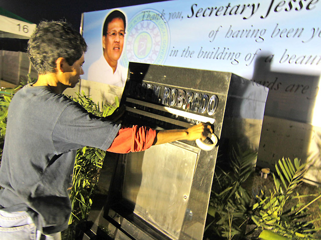 Robredo remains brought to crematorium after church ceremony | GMA News ...