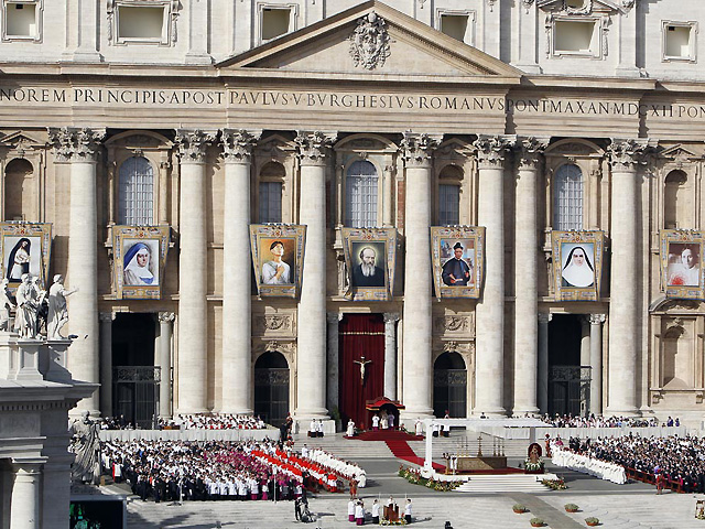 Two sovereigns in Rome: Queen Elizabeth II visits Pope Francis | GMA ...