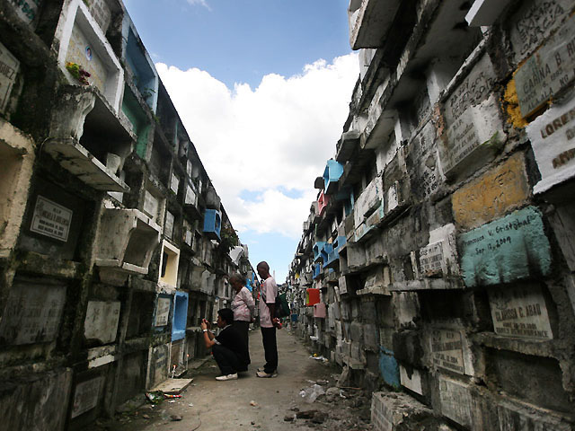 Even with apartment-type setup, La Union cemetery getting crowded | GMA ...