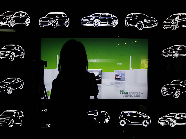 Tiny bluetooth-powered stickers can help find your stuff | GMA News Online