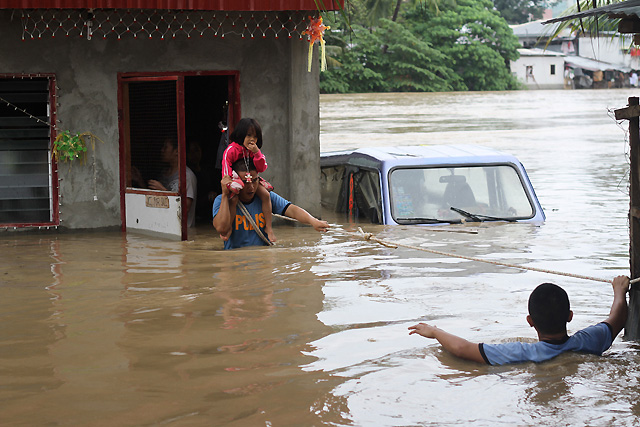 Downpour floods Davao City, PAGASA issues heavy rain advisory | GMA ...