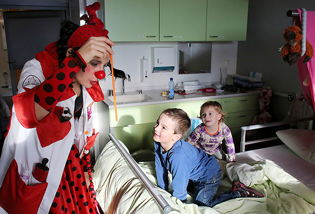 Israeli medical clown works on hospitalized children's funny bones, too ...