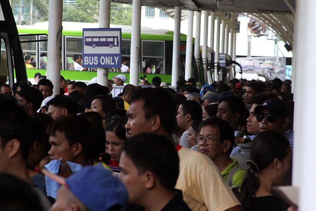 Traffic worsens near bus terminals as Holy Week exodus begins to peak ...