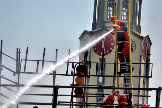 SLIDE SHOW: Firemen demonstrate best practices | GMA News Online