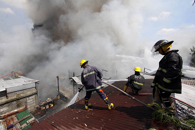 200 families lose homes as fire hits residential area near PNP HQ | GMA ...