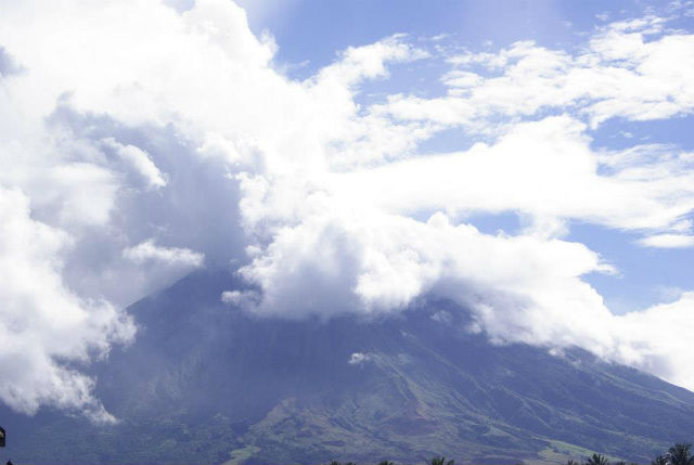 Phivolcs allays fears over Mayon crater glow | GMA News Online