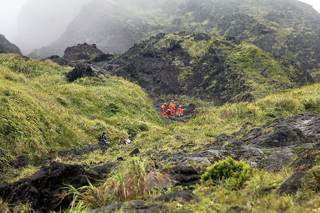 Albay eyes ordinance penalizing climbing to Mayon Volcano crater | GMA ...